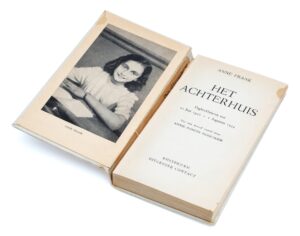Veiling eerste druk Het Achterhuis met nazipropaganda op de rug van het ...